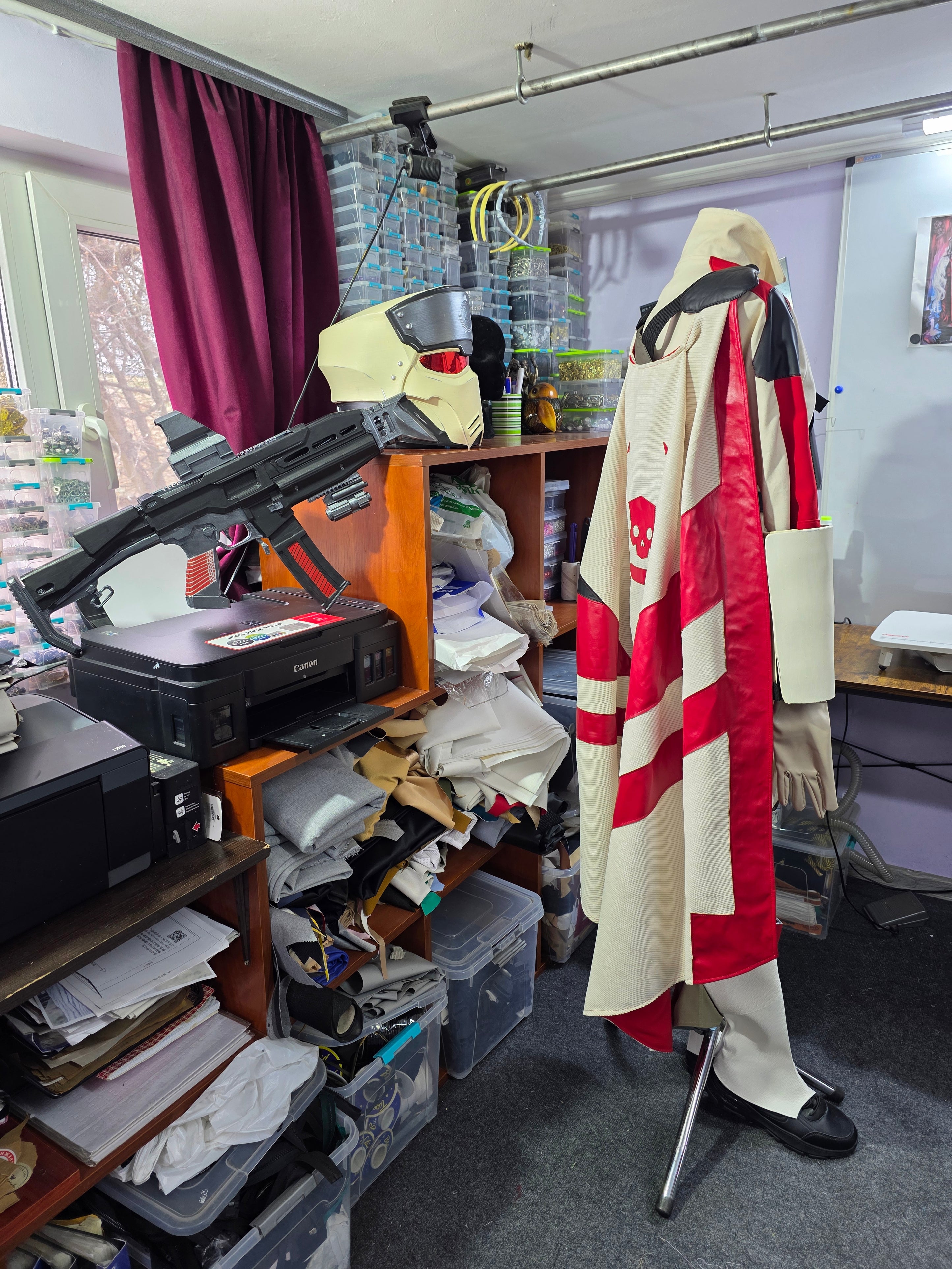 UF-16 Inspector from Helldivers 2 with SMG-32 Reprimand – GNG Cosplay