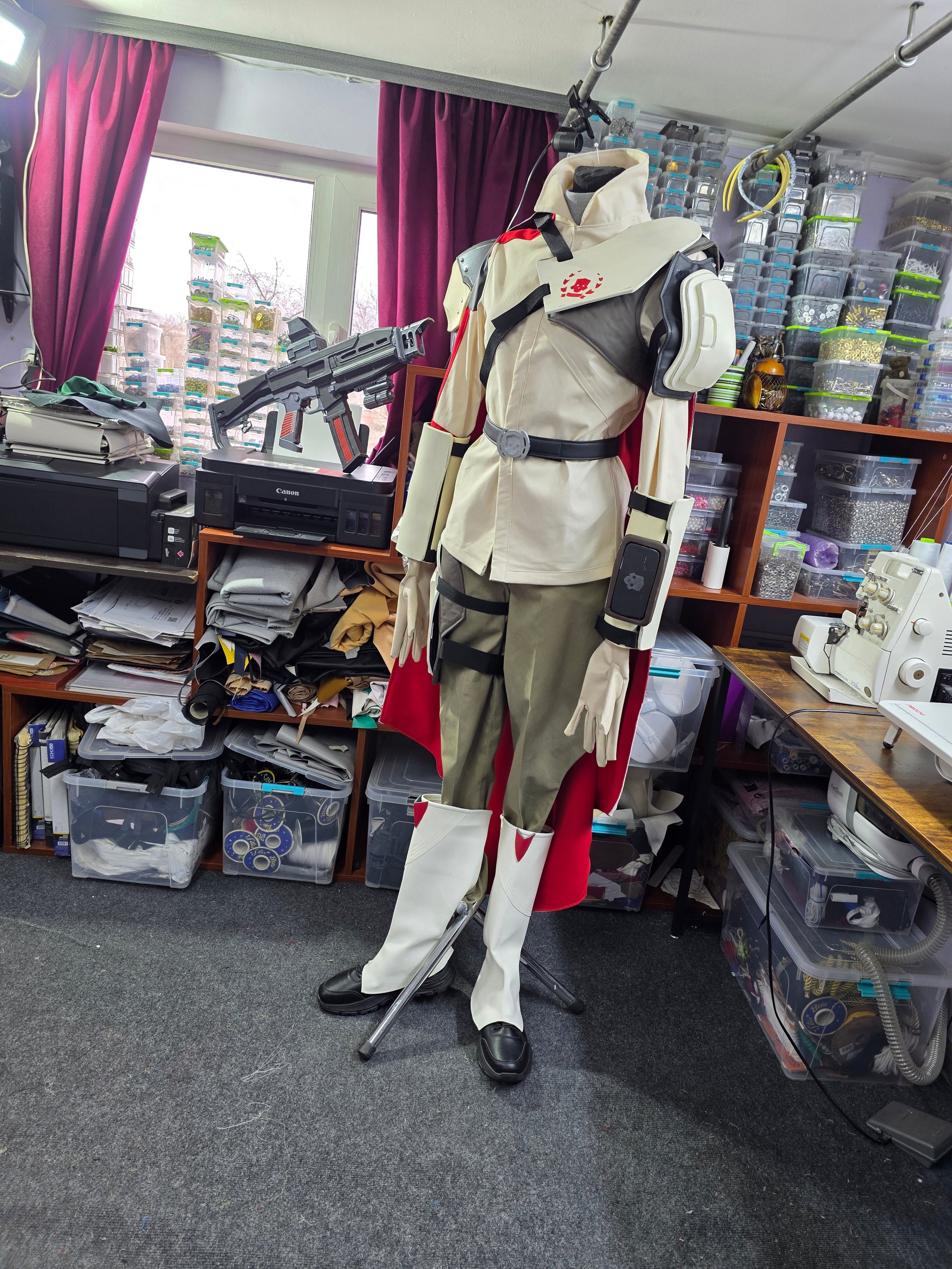 UF-16 Inspector from Helldivers 2 with SMG-32 Reprimand – GNG Cosplay