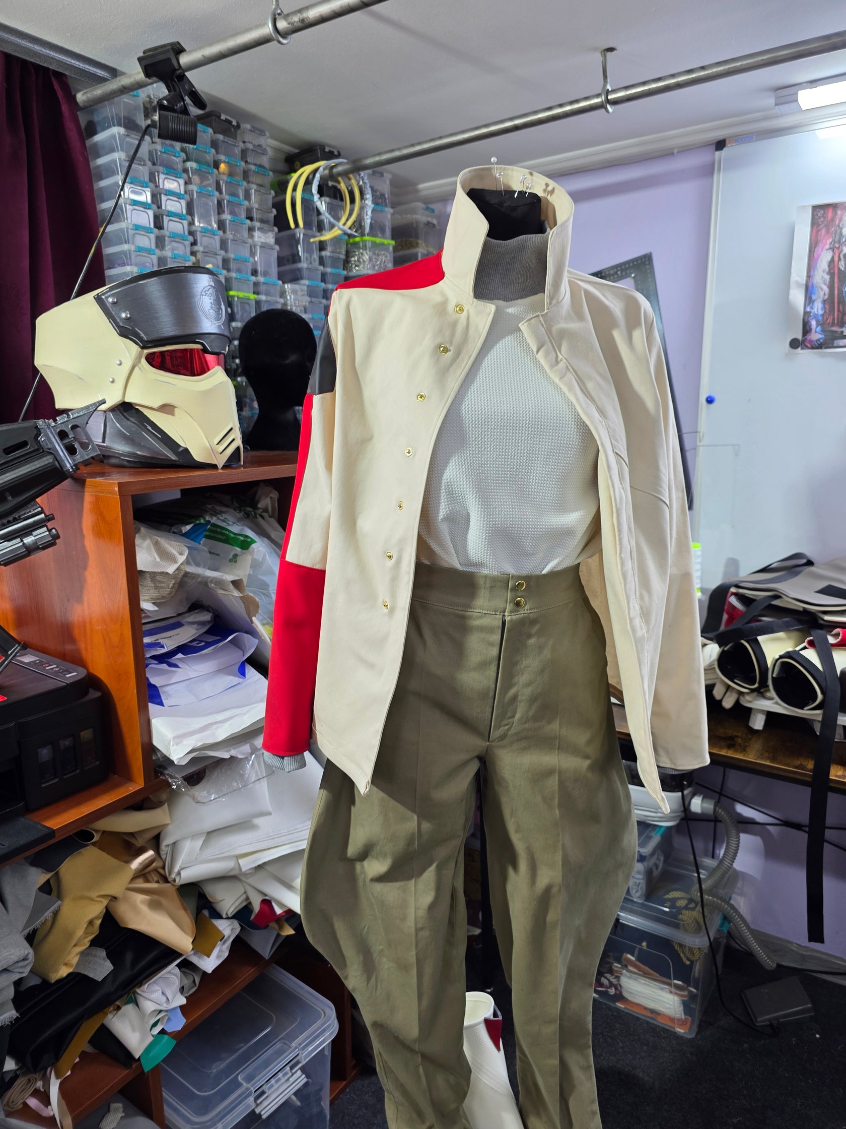 UF-16 Inspector from Helldivers 2 with SMG-32 Reprimand – GNG Cosplay